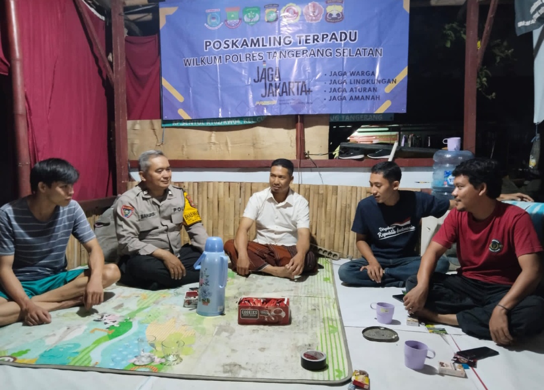 Siskamling Gaul di Curug Kulon, Warga Kompak Jaga Kampung Bareng Polisi ...